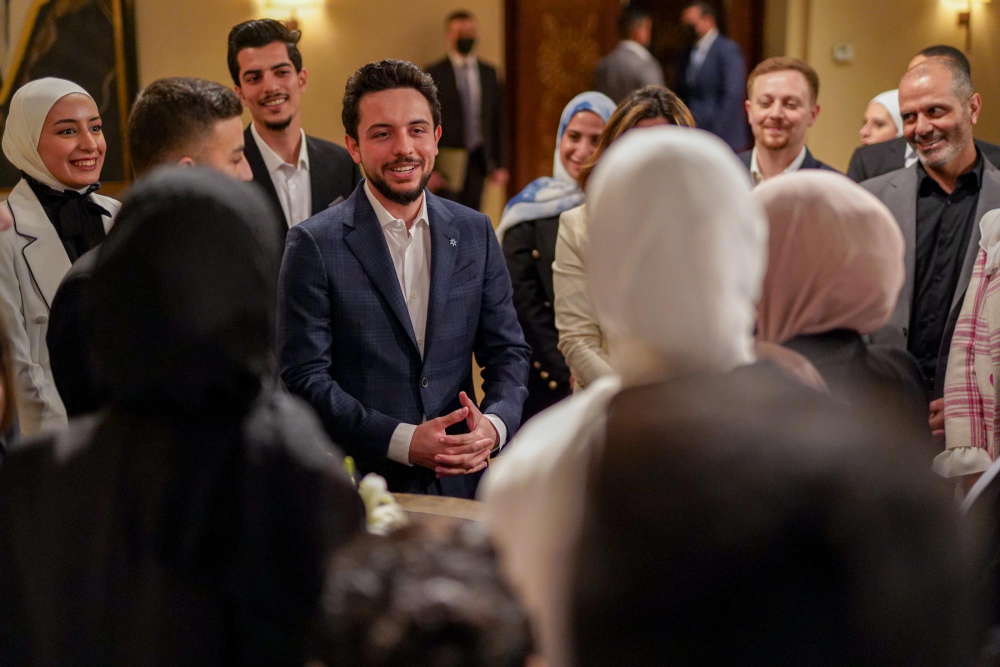 ولي العهد يقيم مأدبة إفطار لمجموعة من شباب وشابات برنامج خطى الحسين